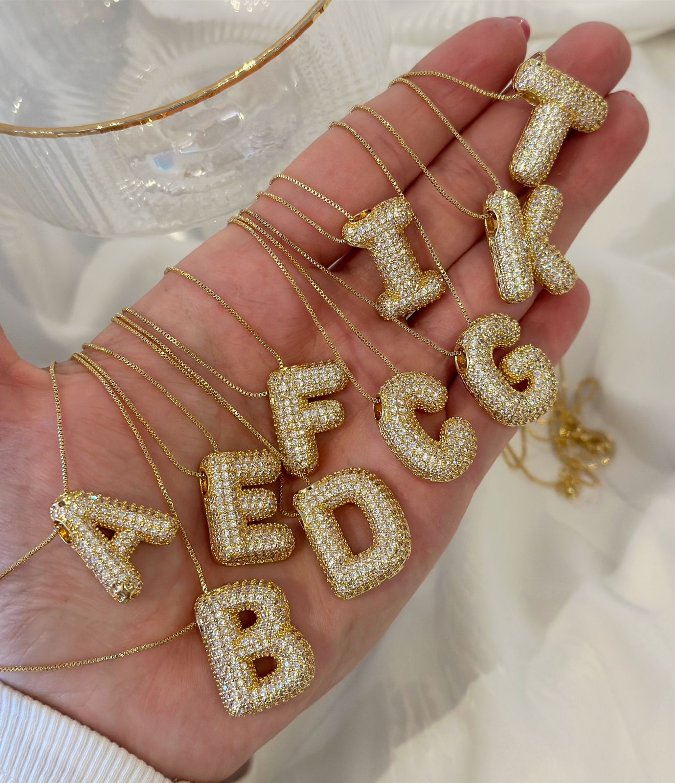 Colar Folheado a Ouro 18K Letra Cravejada com Zircônia