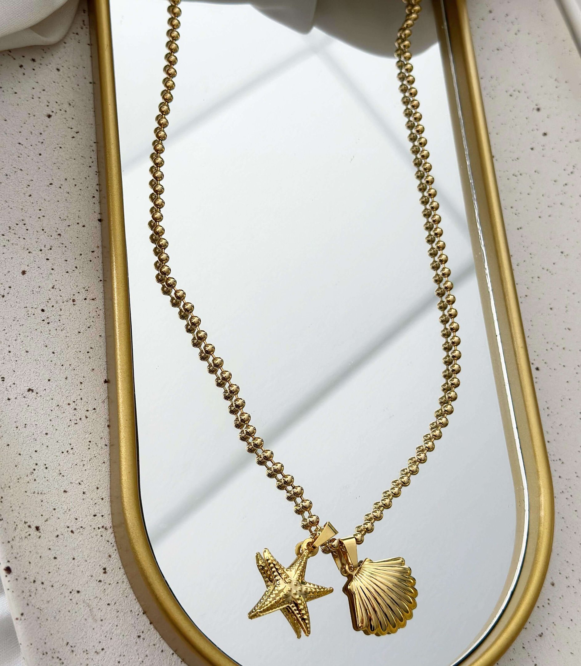 Colar Folheado a Ouro 18K Longo com Mini Esferas e Concha e Estrela do Mar