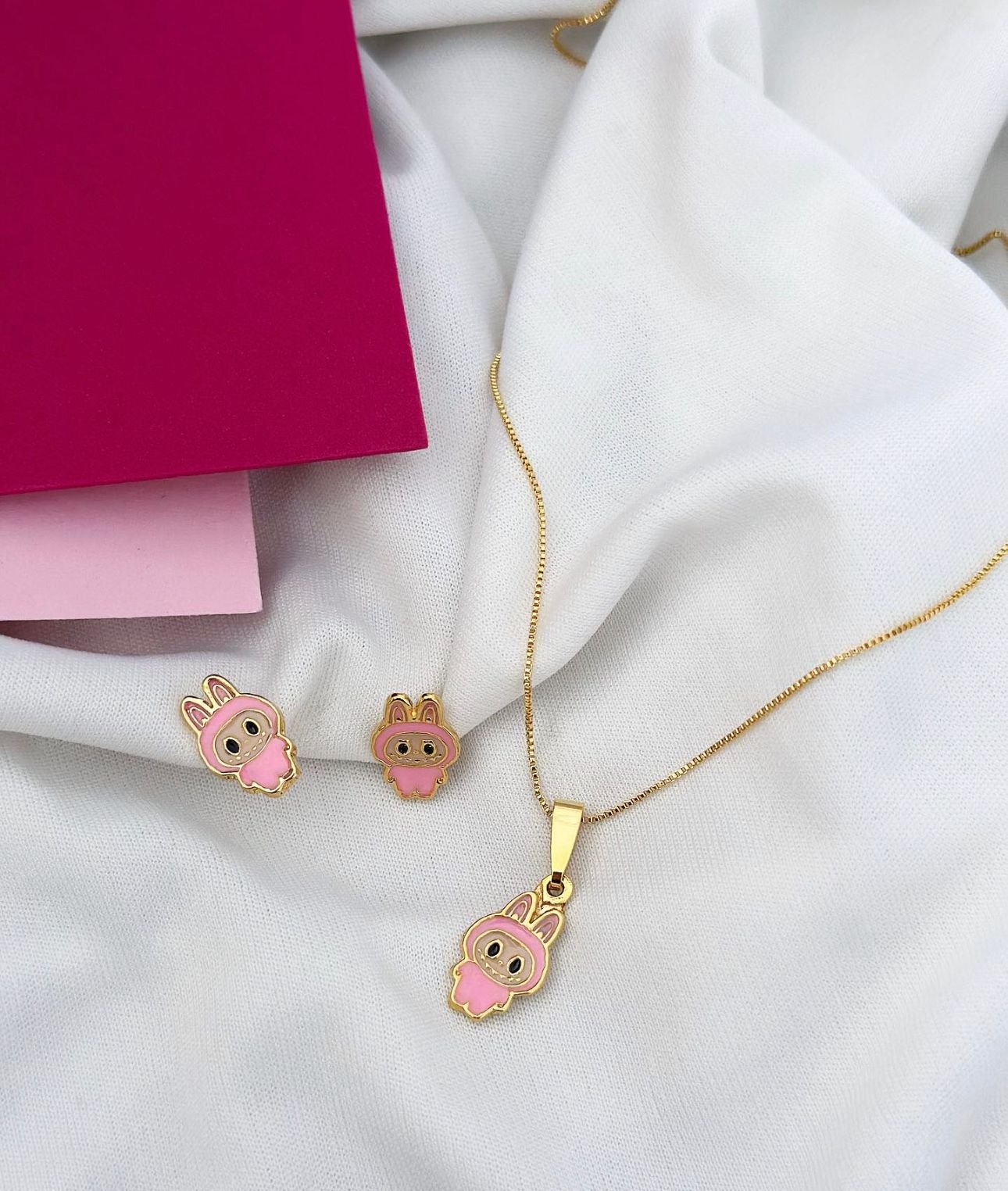 Conjunto Colar + Brinco Infantil Folheado a Ouro 18K Labubu