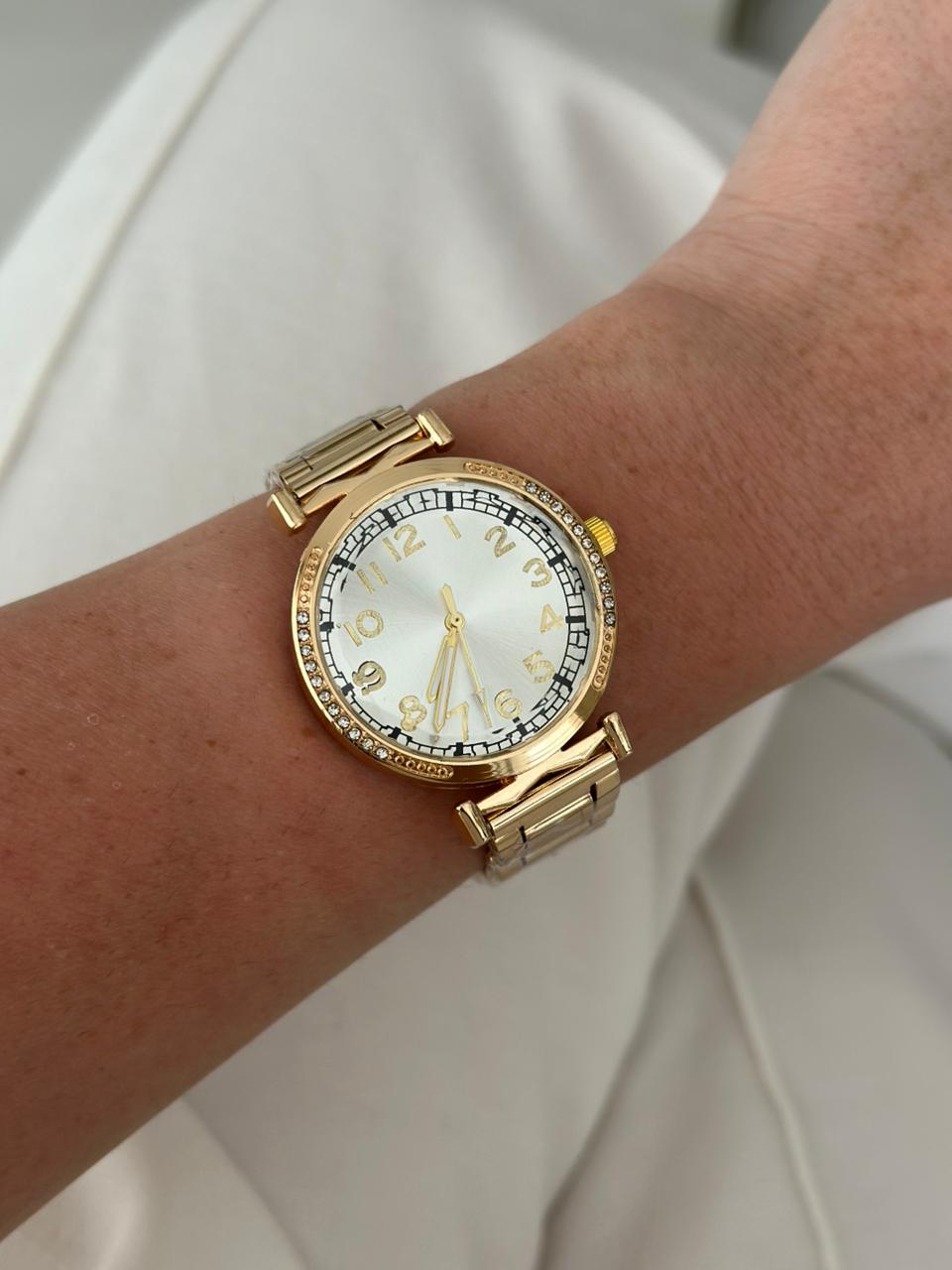 Relógio Dourado com Fundo Branco e Detalhe Cravejado